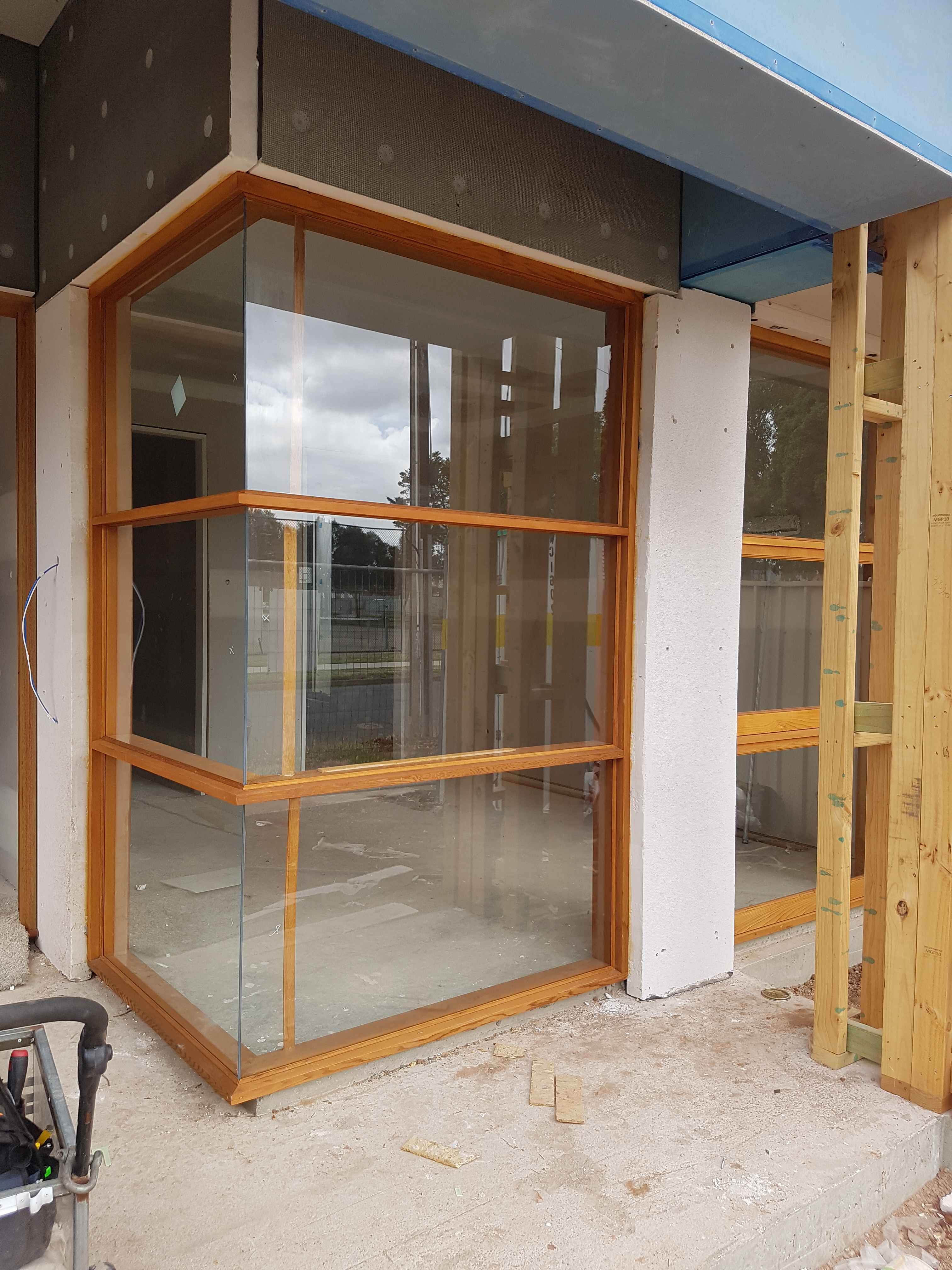 Corner window with silicon join glass – THE WINDOW MAN